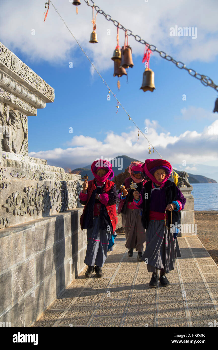 Mosu women praying at shrine, Luoshui, Lugu Lake, Yunnan, China Stock ...