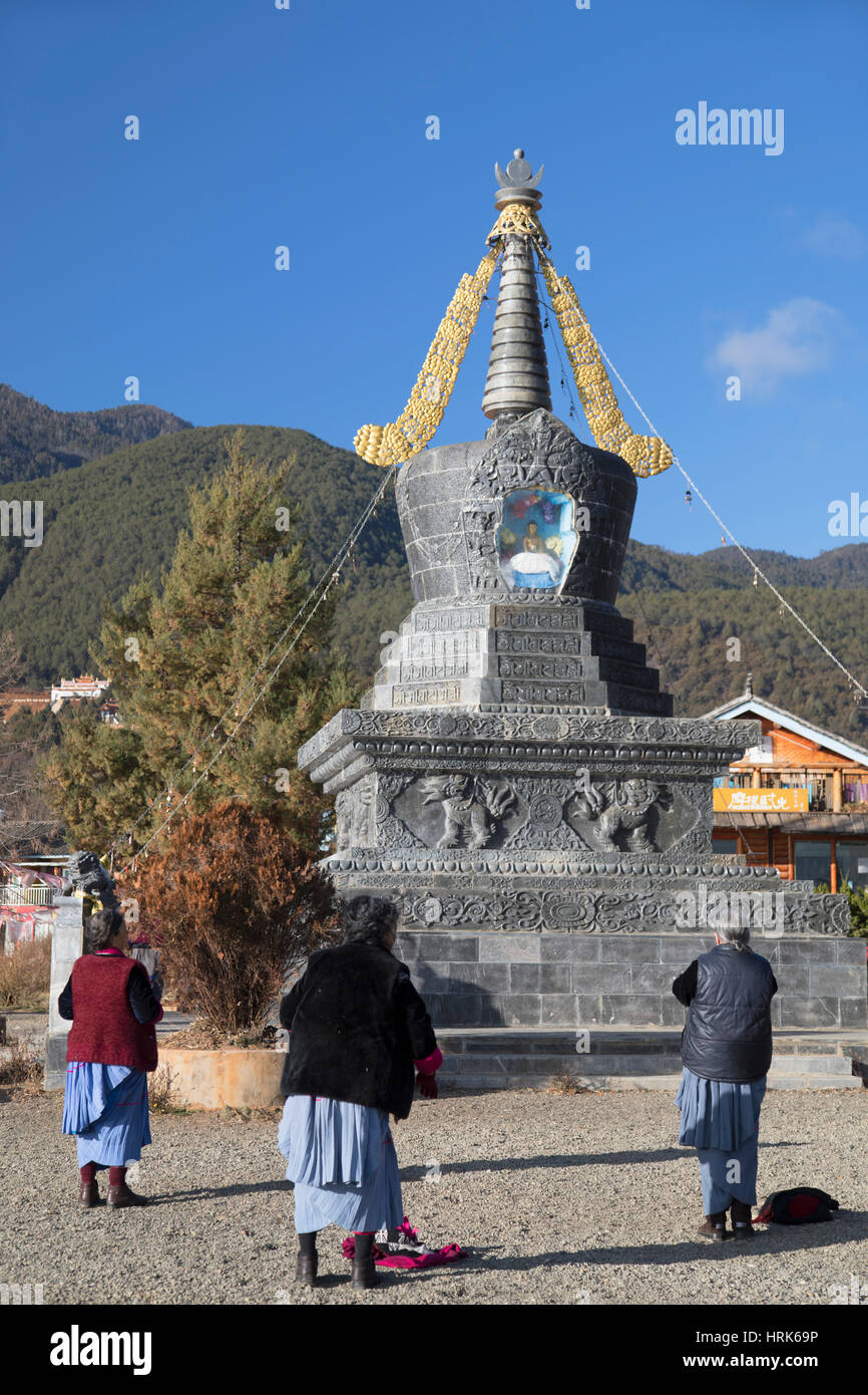 Mosu women praying at shrine, Luoshui, Lugu Lake, Yunnan, China Stock ...
