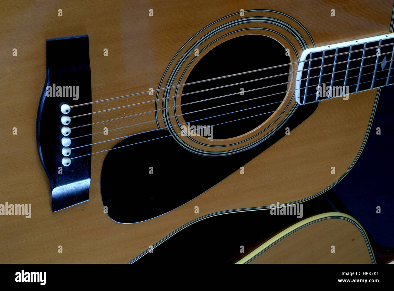 acoustic guitar side body showing Stock Photo - Alamy