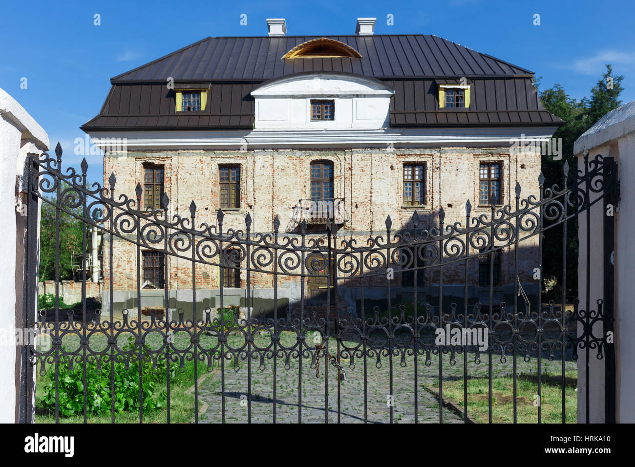 Old style home front fence hi-res stock photography and images - Alamy