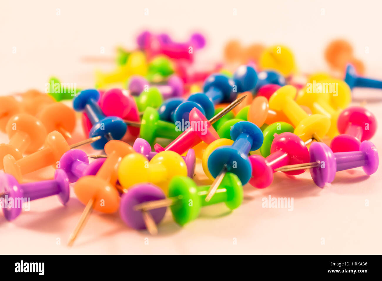Memo thumb tacks Stock Photo - Alamy