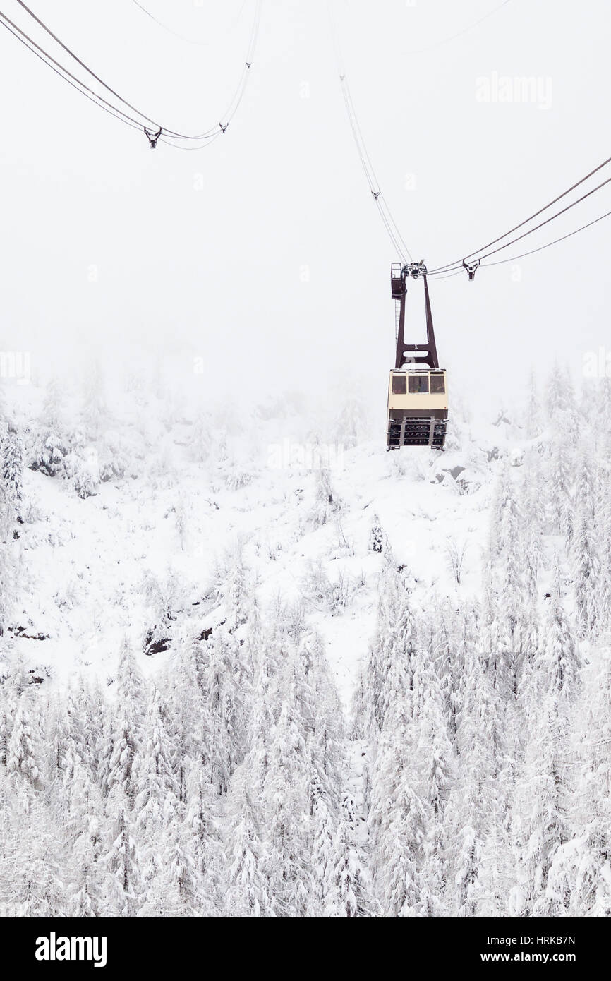 amazing cable car in the snowy landscape Stock Photo - Alamy