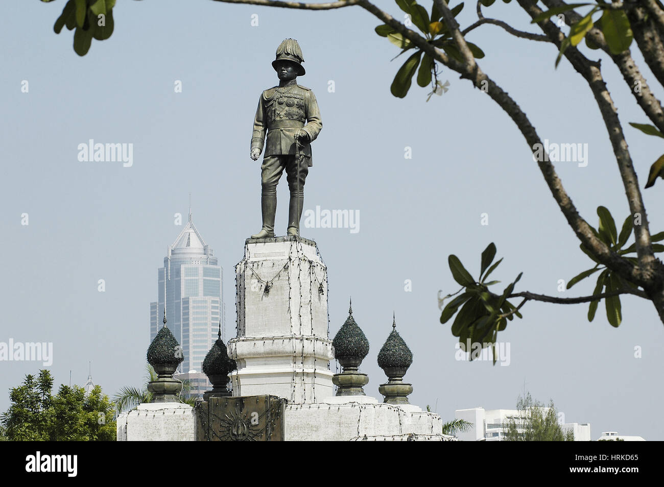 Statue to King Rama VI, Lumphini Park, Bangkok, Thailand Stock Photo ...