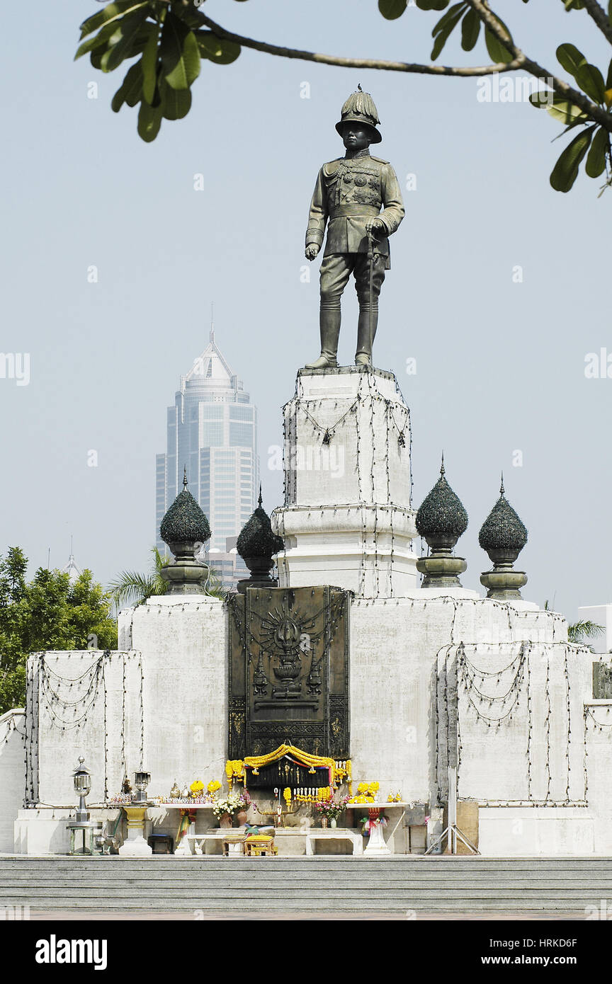 Statue to King Rama VI, Lumphini Park, Bangkok, Thailand Stock Photo ...