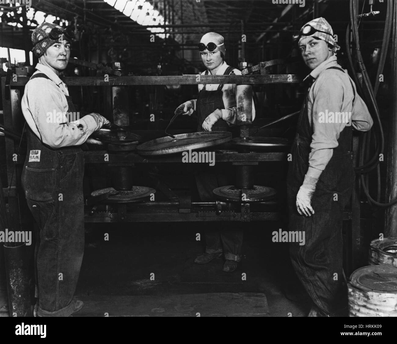 Woman factory workers historical hi-res stock photography and images ...
