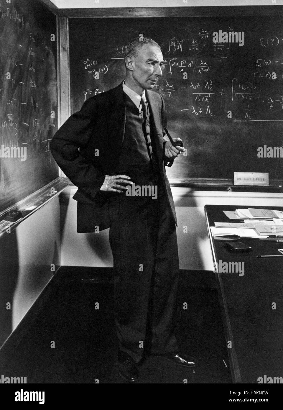 Robert oppenheimer hi-res stock photography and images - Alamy
