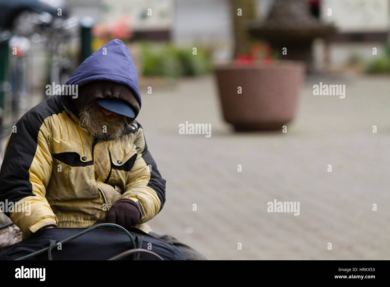 Homeless cold hi-res stock photography and images - Alamy