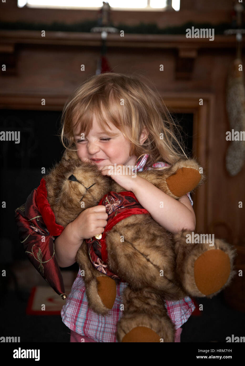 Little girl hugging a cosy teddy bear Stock Photo - Alamy