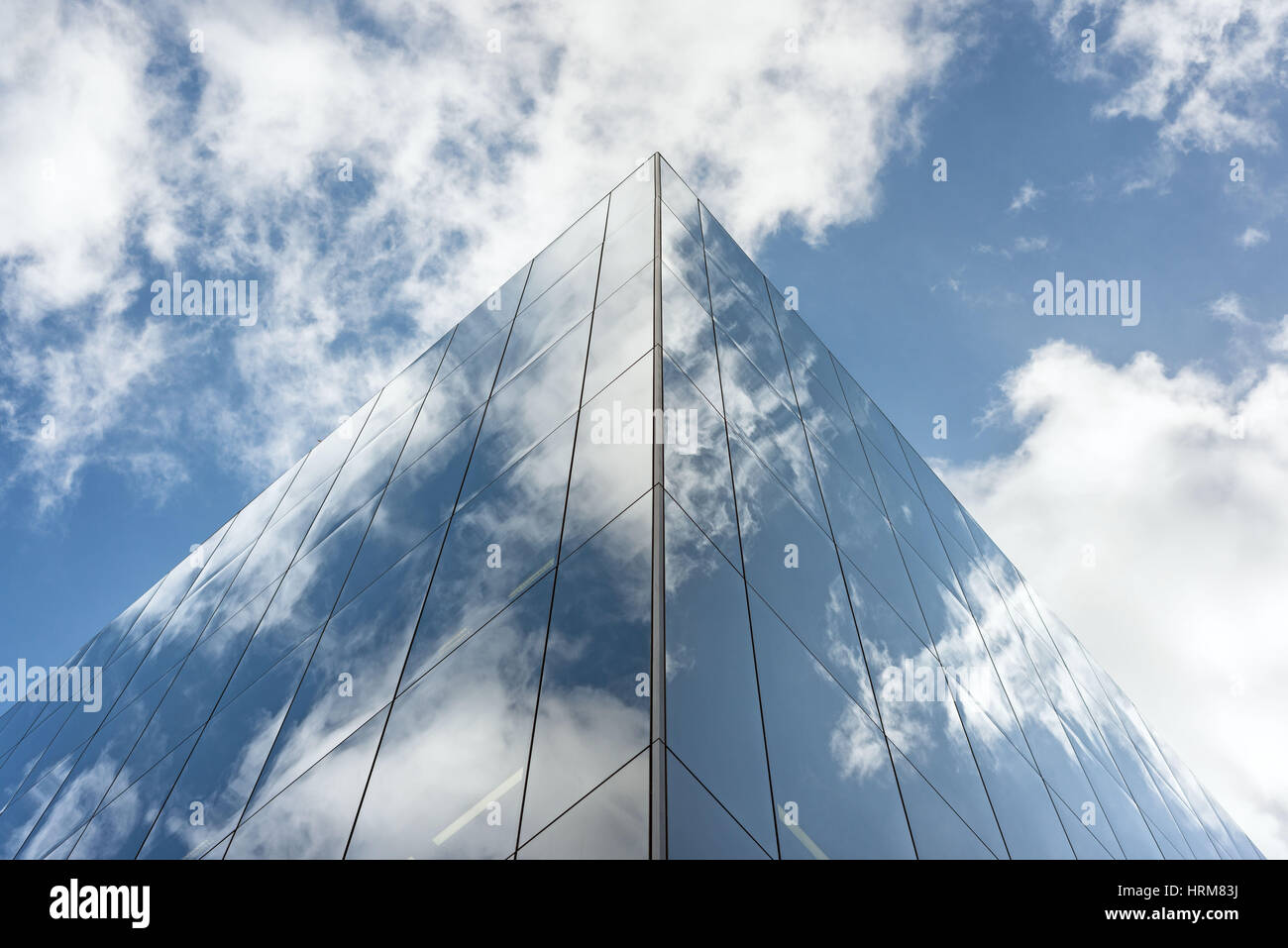 London glass building tall building hi-res stock photography and images ...