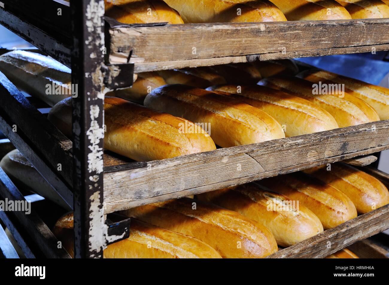 Fresh bread on supermarket shelves hi-res stock photography and images ...