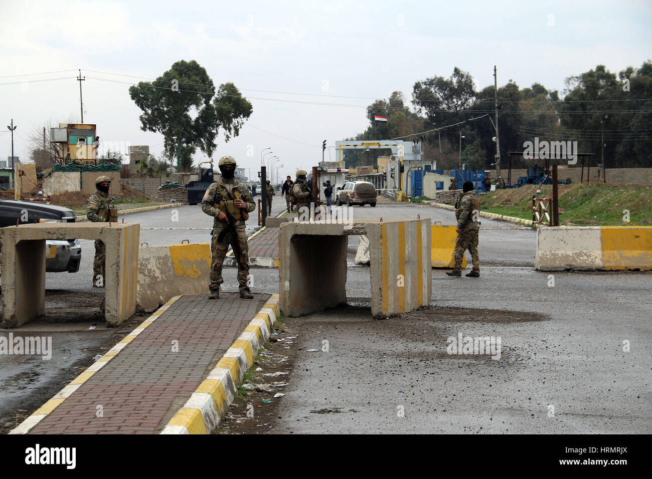 Kirkuk. 2nd Mar, 2017. Kurdish soldiers stand at the gate of an oil ...