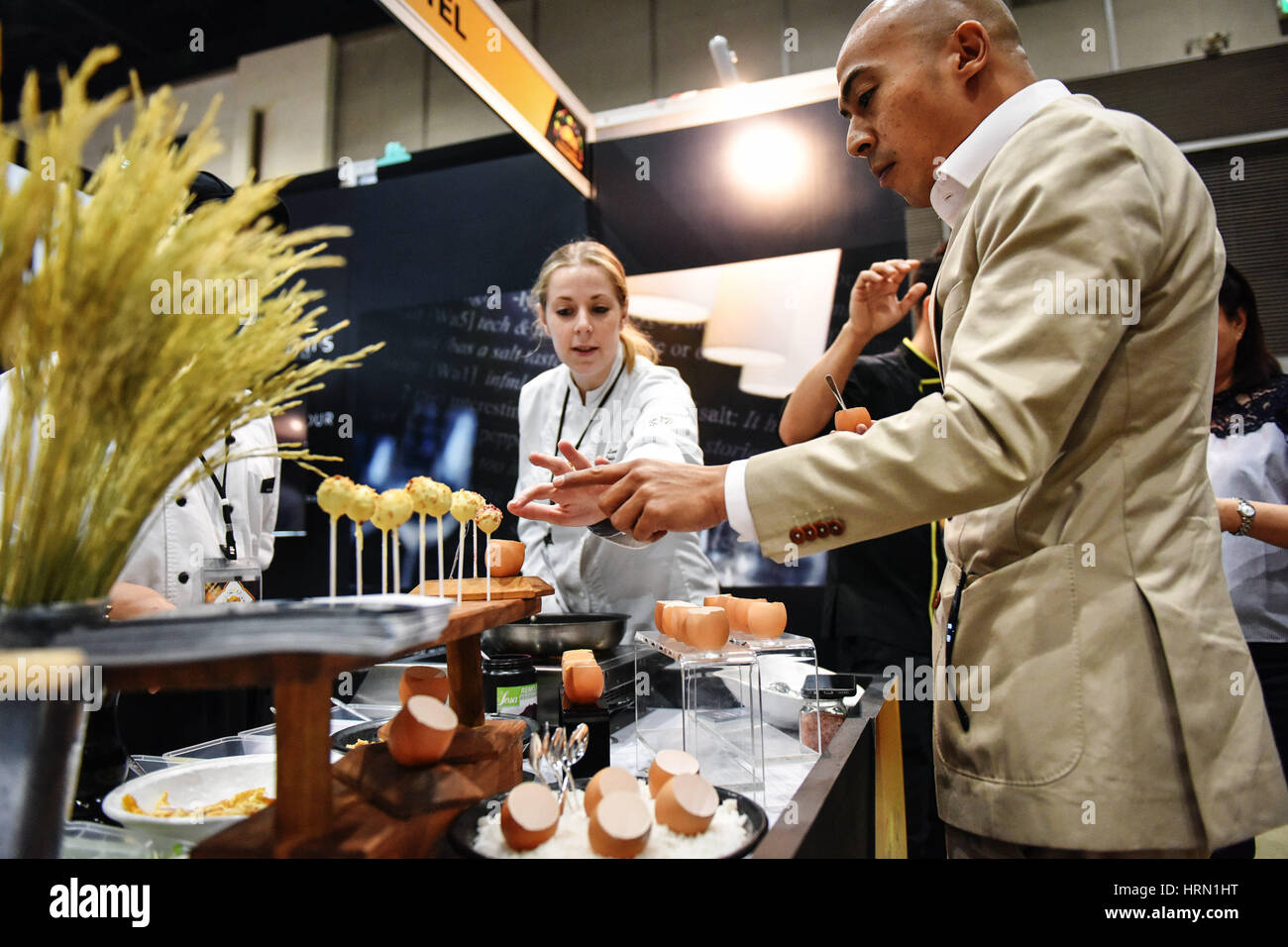 Bangkok, Thailand. 3rd Mar, 2017. Dutch chef Roxanne Lange (L ...