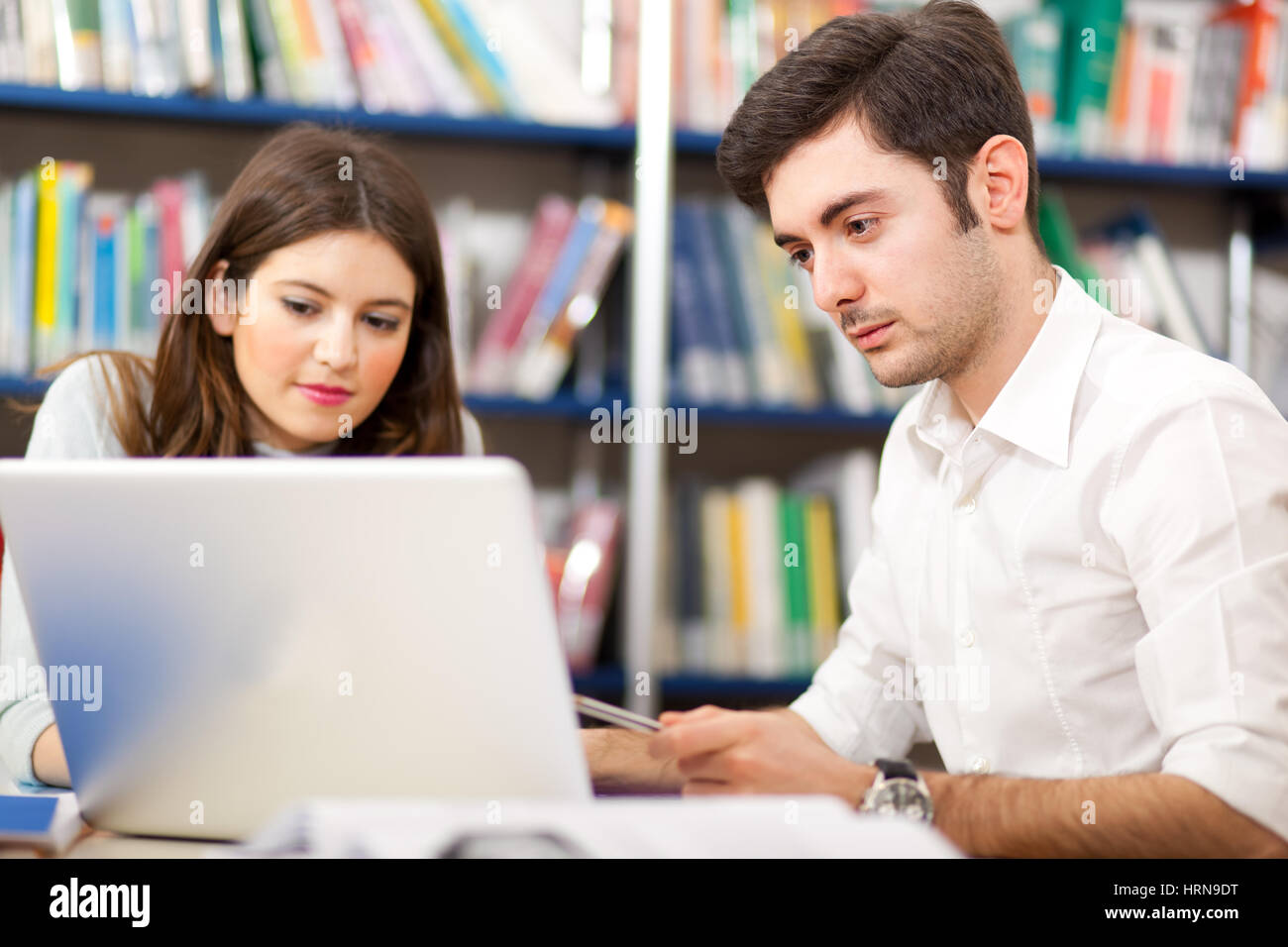 Group of students in a college library hi-res stock photography and ...