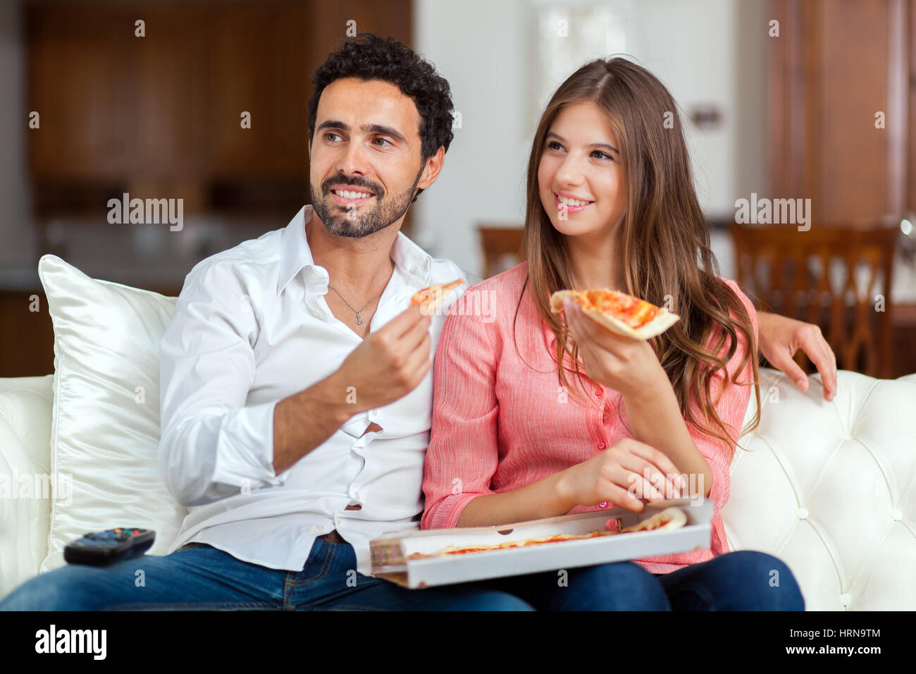 Family watching tv eating dinner hi-res stock photography and images ...