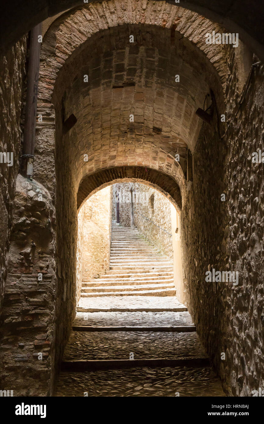 Barri Vell Old Quarter Alleyway Arch, Girona, Spain Stock Photo - Alamy