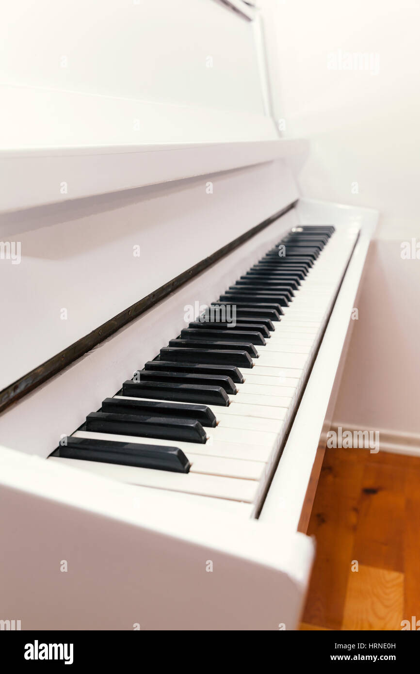 white piano close up Stock Photo - Alamy