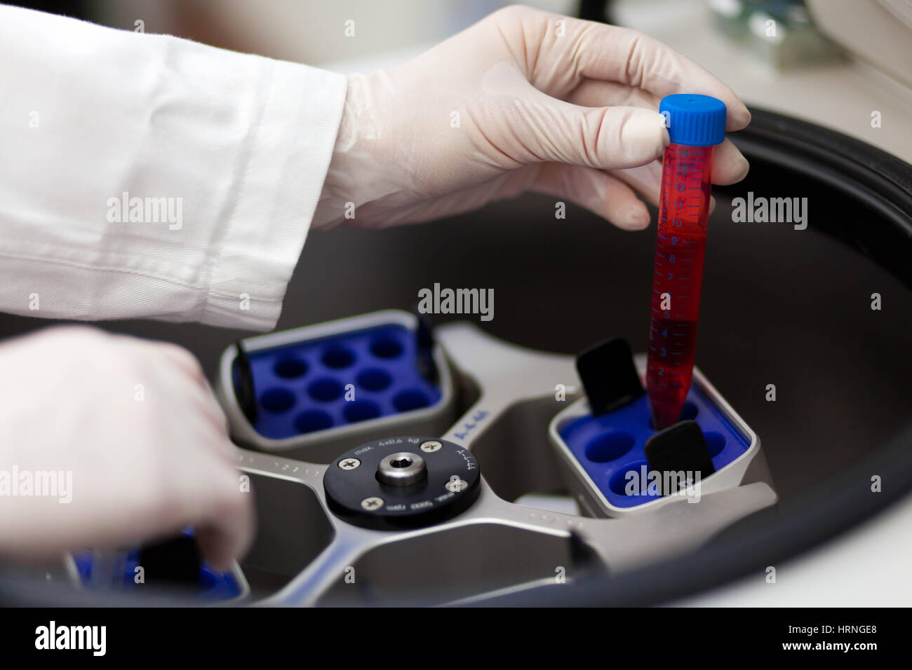 Lab sample robot hi-res stock photography and images - Alamy
