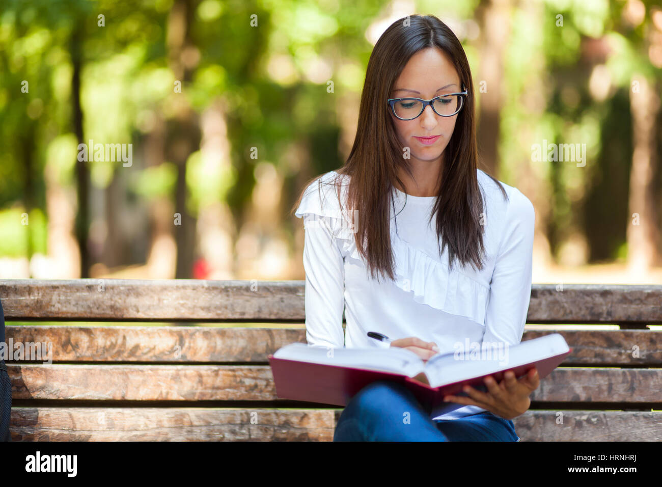 Pretty teen girl reading outside hi-res stock photography and images ...