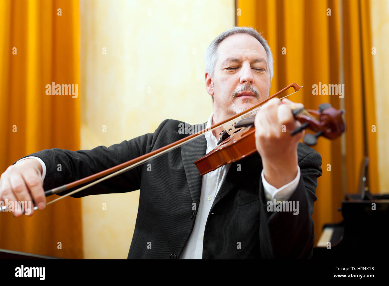 Man playing violin Stock Photo - Alamy