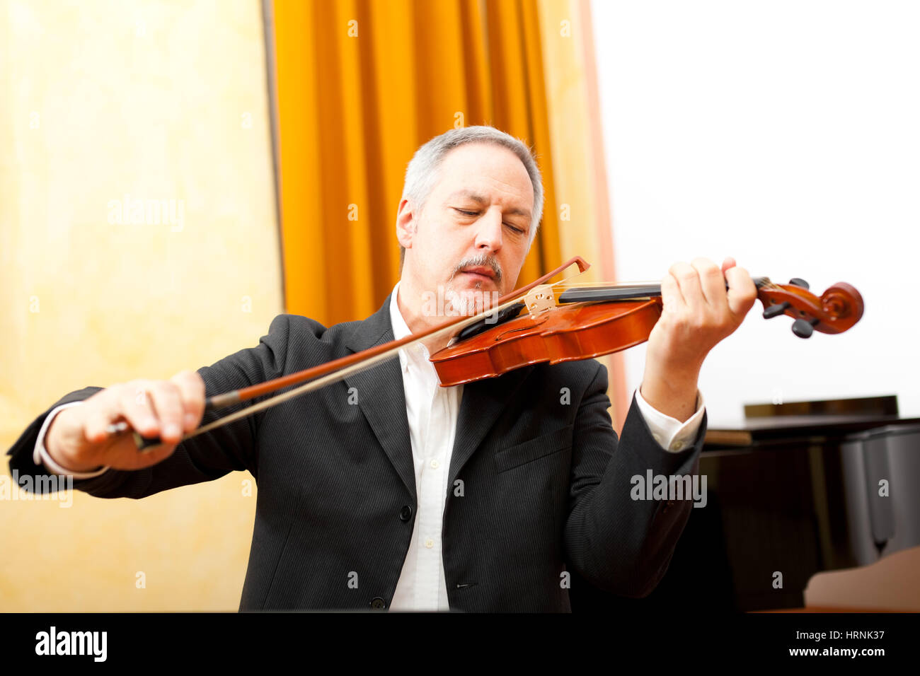 Man playing violin Stock Photo - Alamy