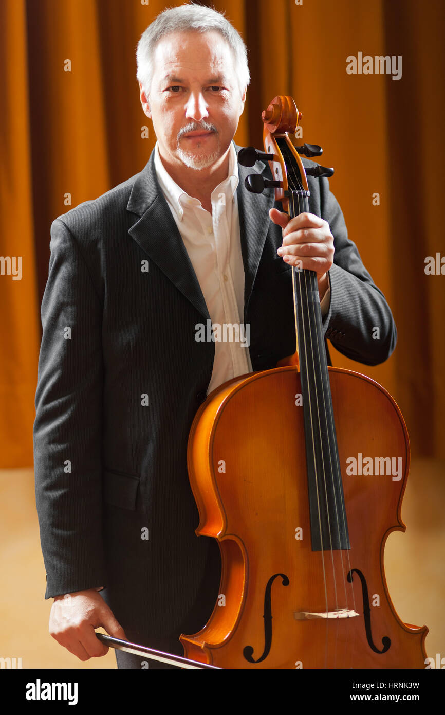 Man playing his viola Stock Photo - Alamy