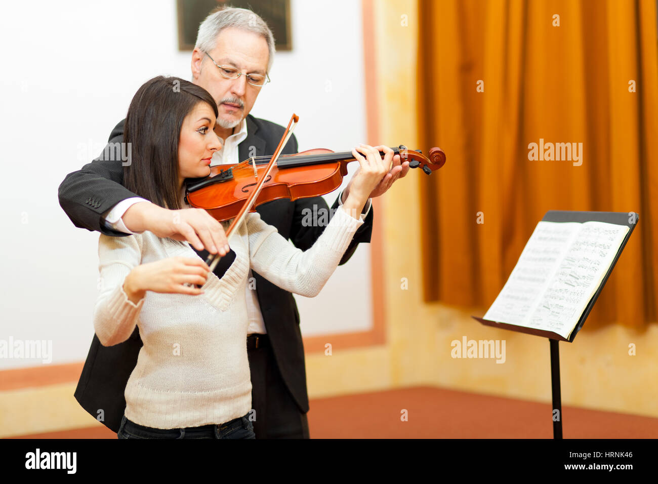 Violin teacher hi-res stock photography and images - Alamy
