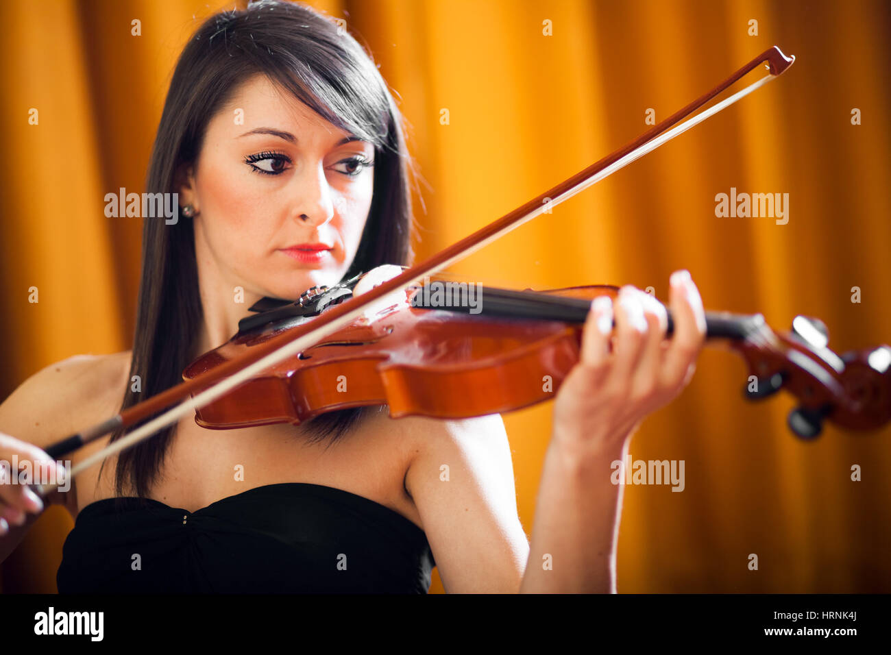 Woman playing the violin Stock Photo - Alamy