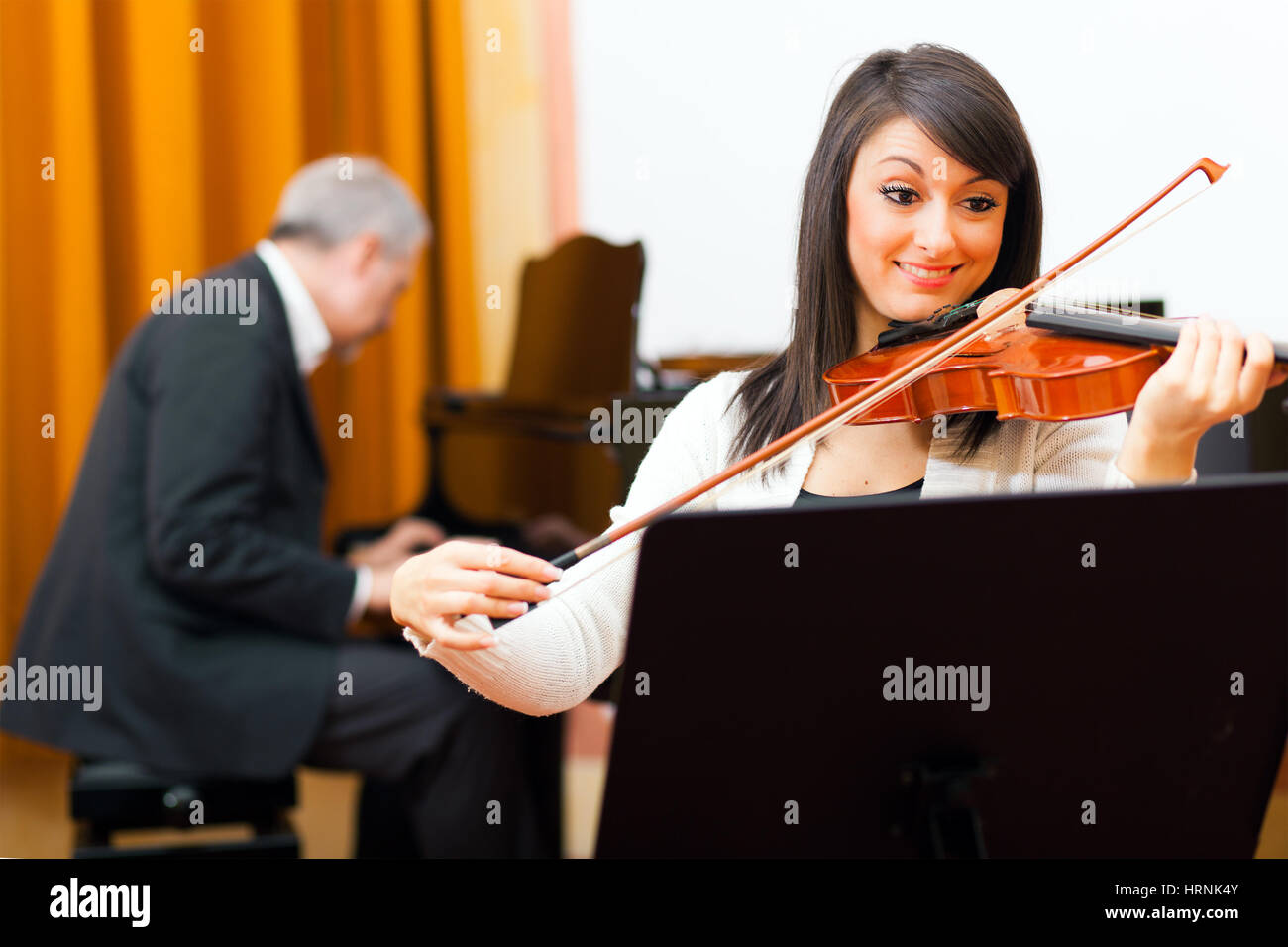Beautiful woman playing violin Stock Photo - Alamy