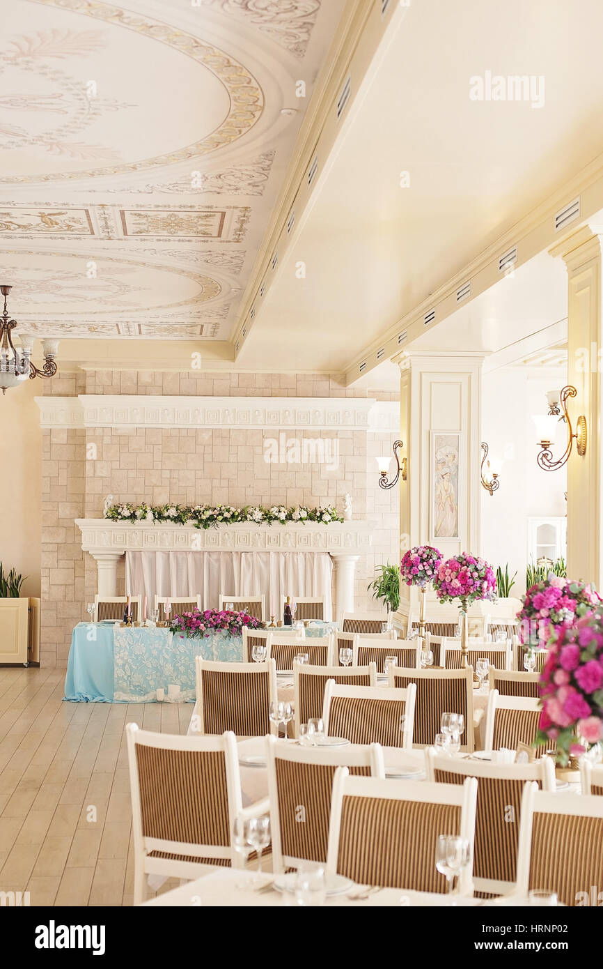 Empty banquet party hall hi-res stock photography and images - Alamy