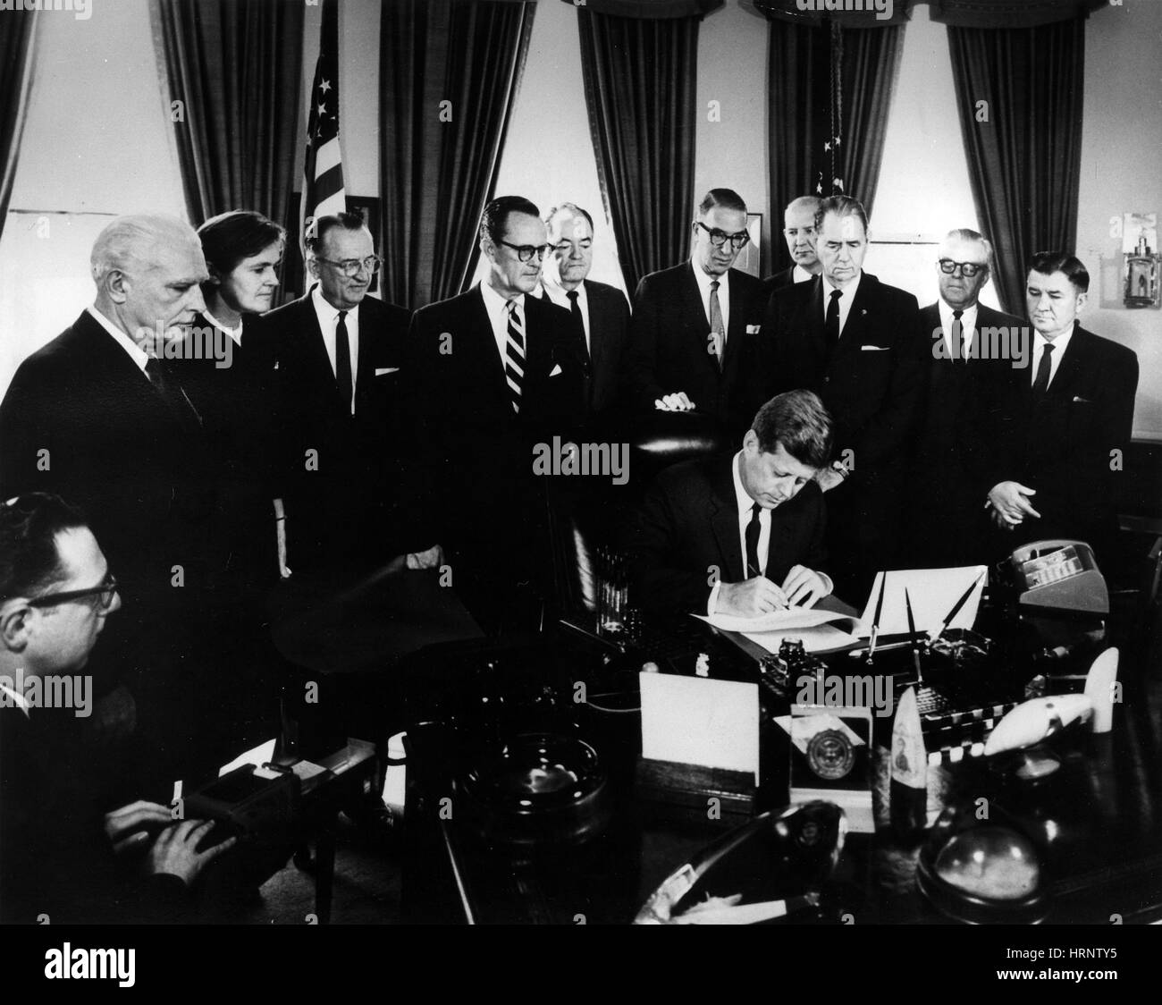 John f kennedy signing hi-res stock photography and images - Alamy