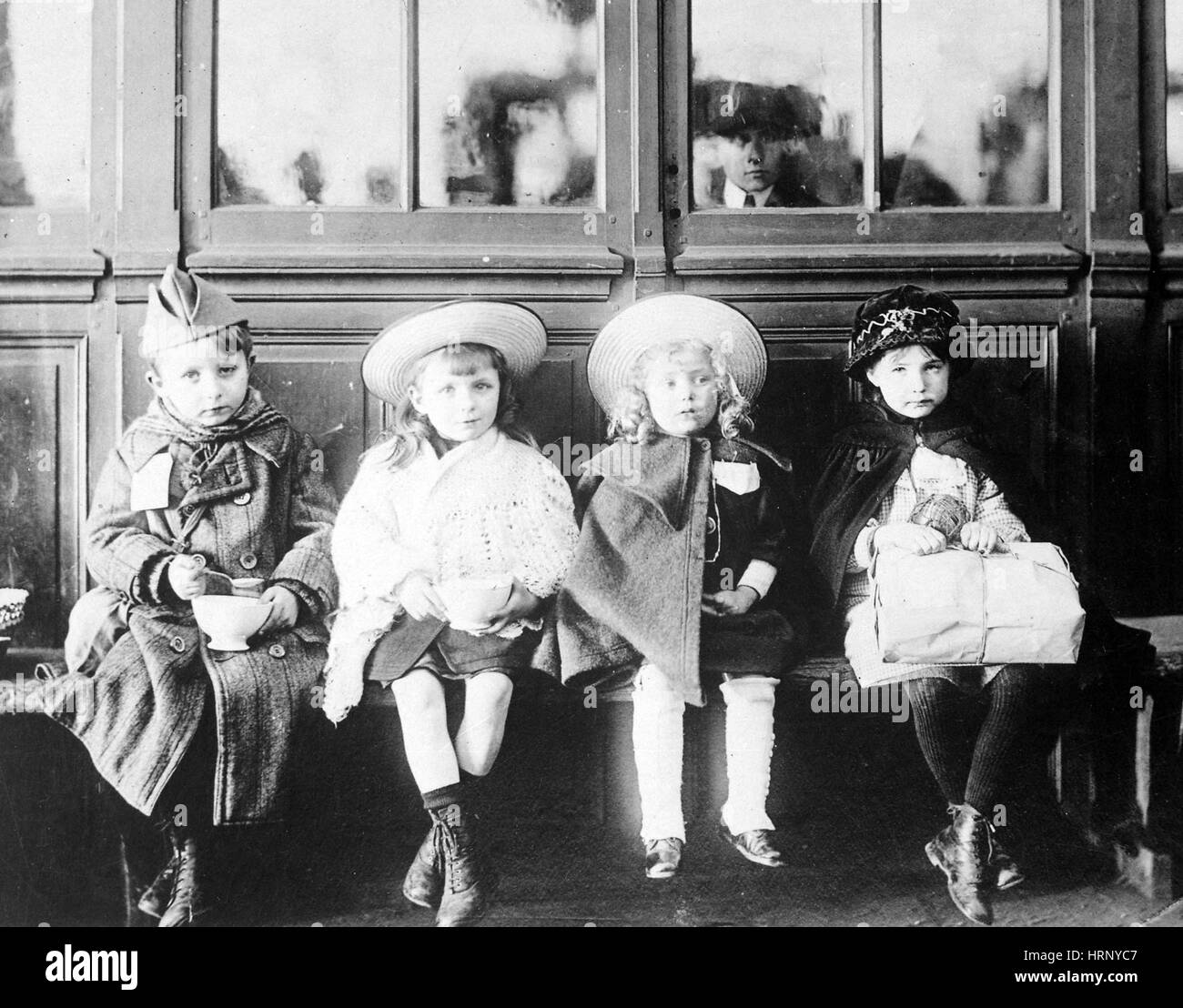 Refugee girl child Black and White Stock Photos & Images - Alamy