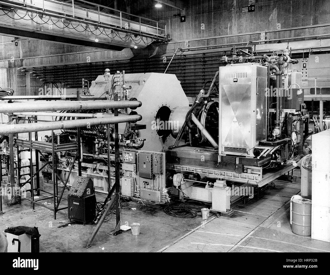 Heavy liquid bubble chamber hi-res stock photography and images - Alamy