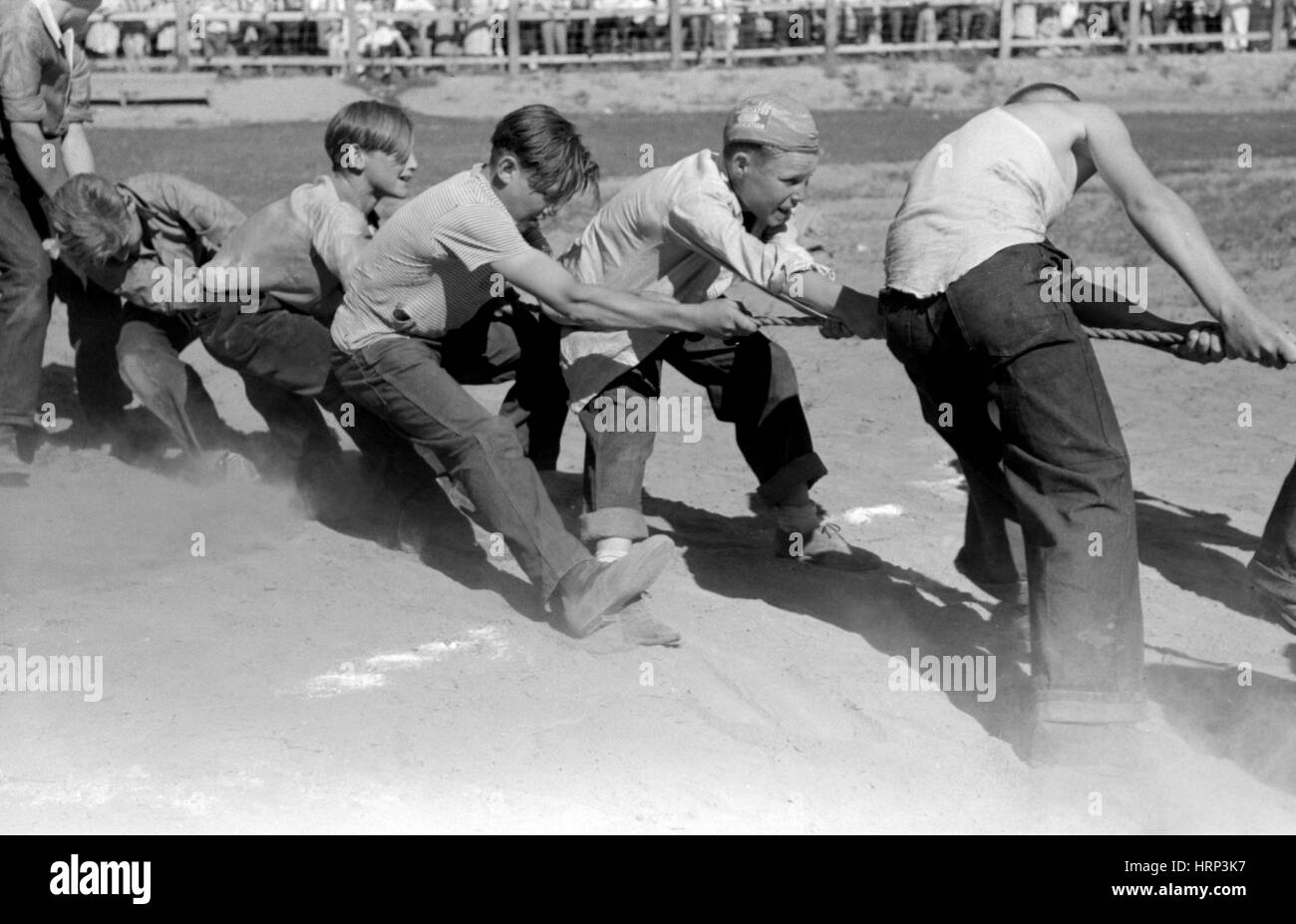 Teenagers tug of war hi-res stock photography and images - Alamy