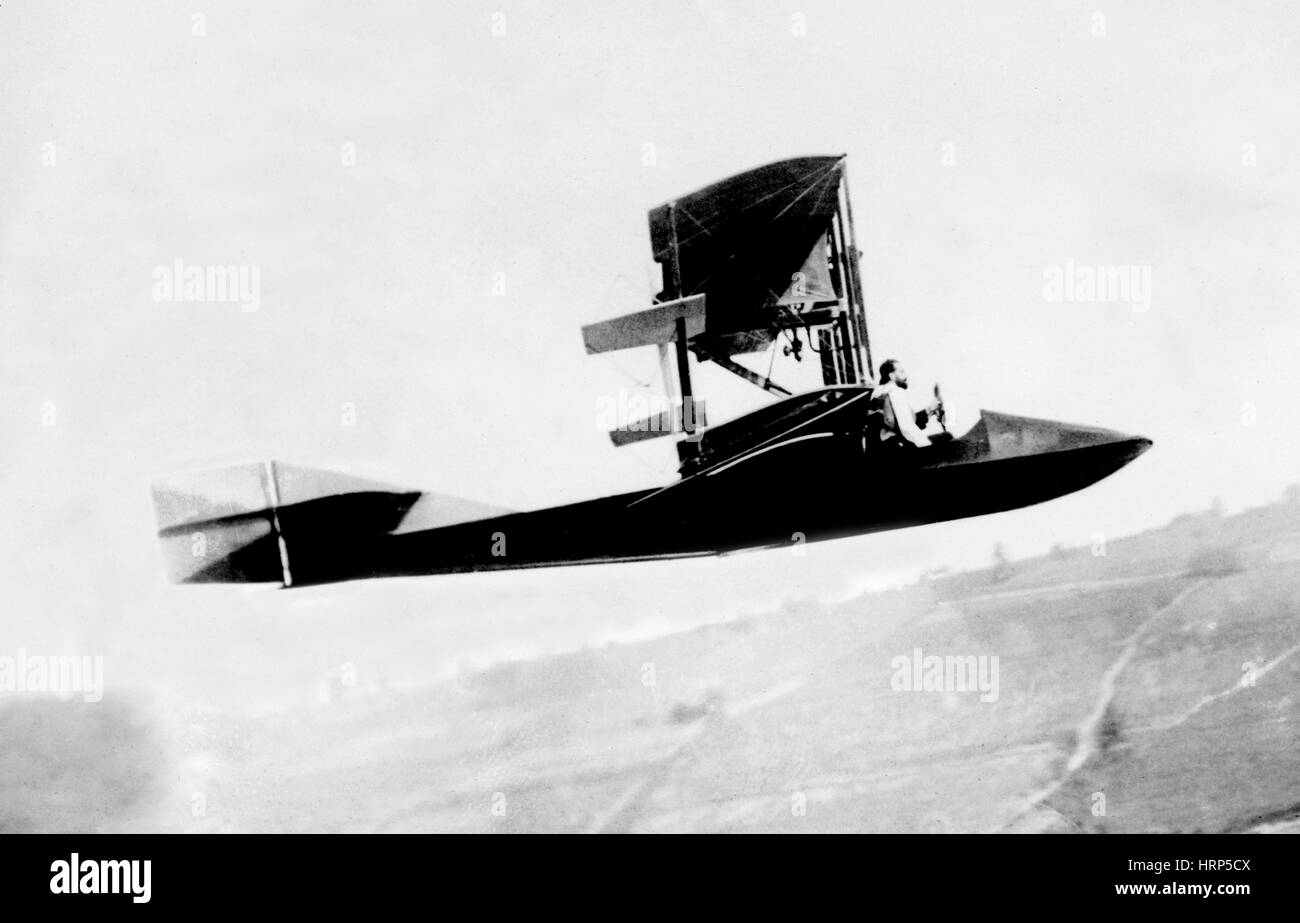 Us navy aircraft flying Black and White Stock Photos & Images - Alamy
