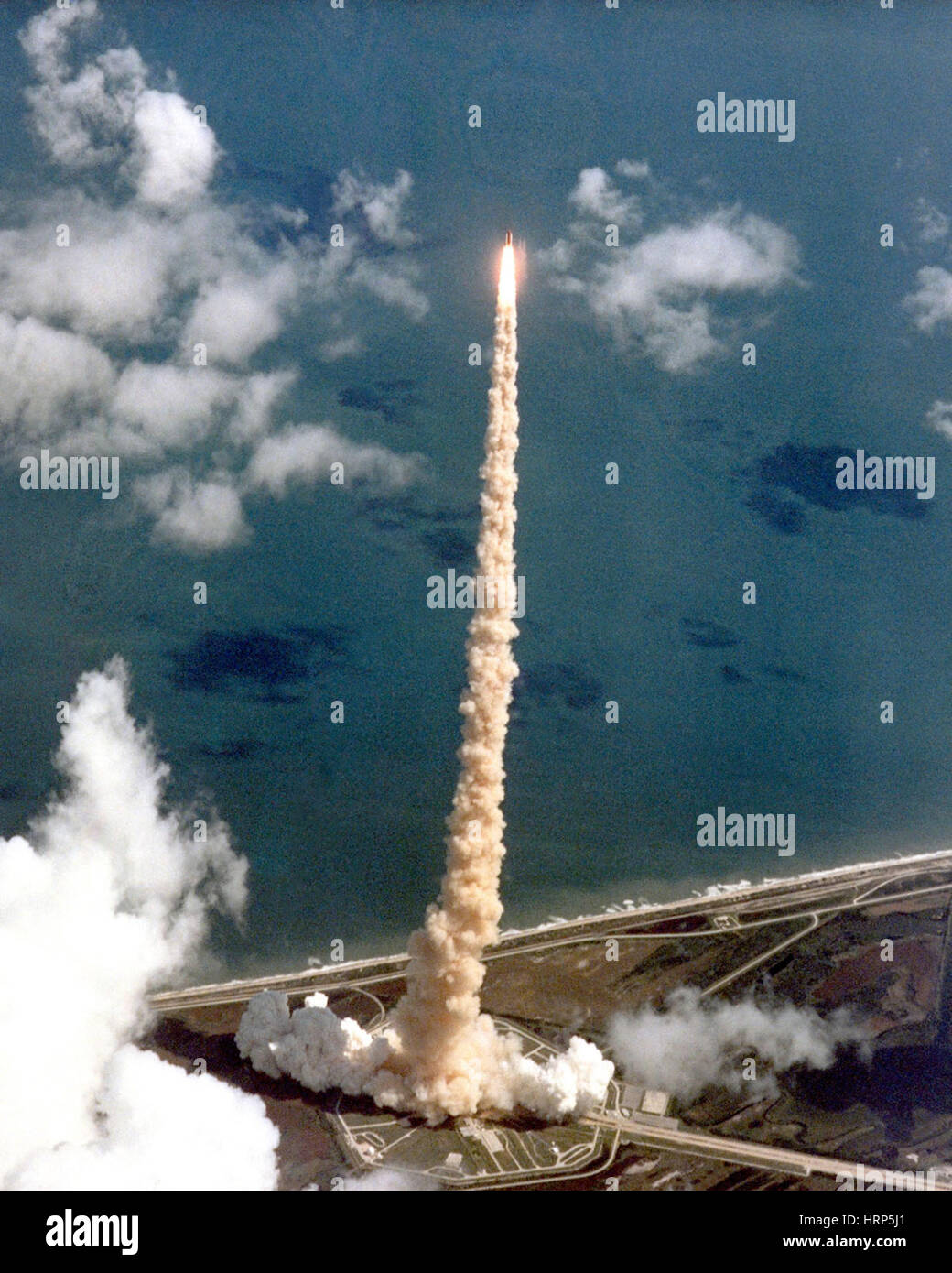 Space shuttle atlantis liftoff 1989 hi-res stock photography and images ...