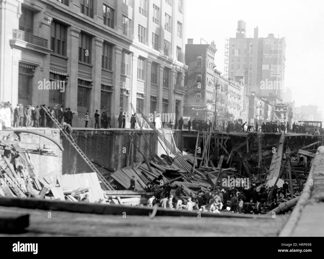 Construction workers in new Black and White Stock Photos & Images - Alamy