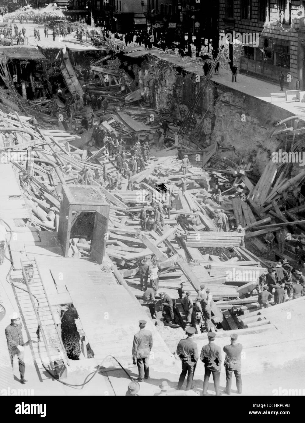 Construction workers in new Black and White Stock Photos & Images - Alamy