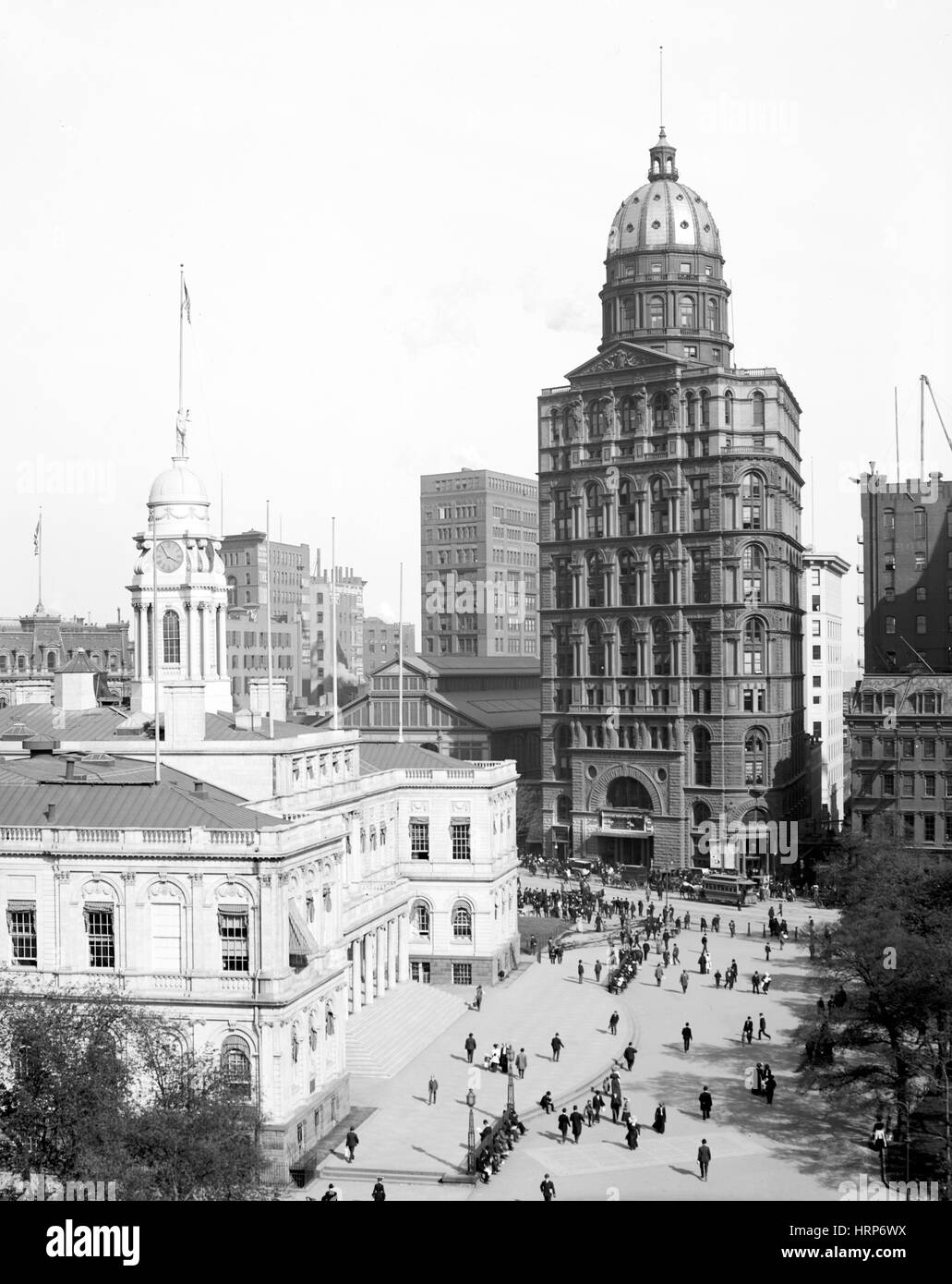 NYC, City Hall and Pulitzer Building, 1905 Stock Photo - Alamy