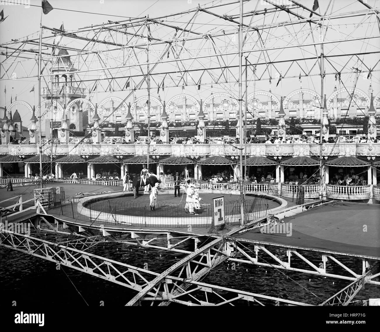 Luna circus hi-res stock photography and images - Alamy