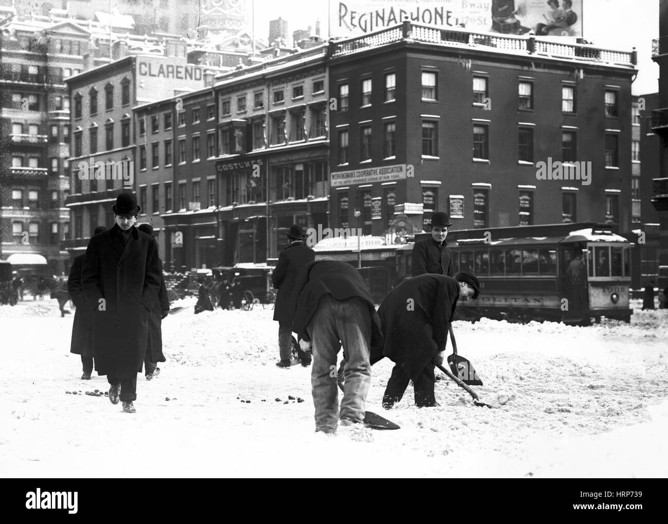 Snow storm new york Black and White Stock Photos & Images - Alamy