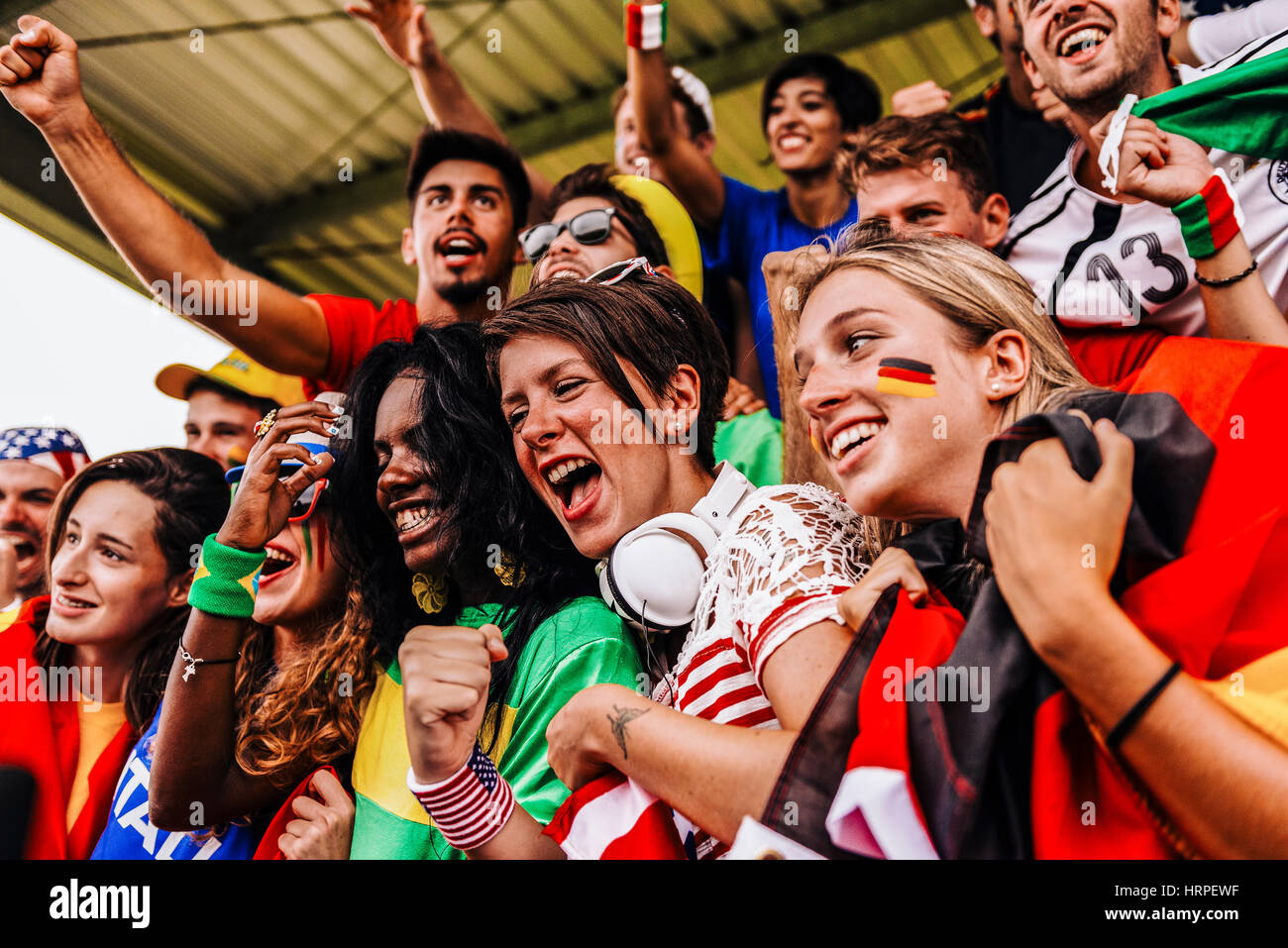 Young fans cheer usa hi-res stock photography and images - Alamy