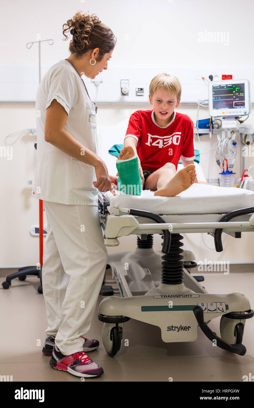 Children leg fracture hi-res stock photography and images - Alamy