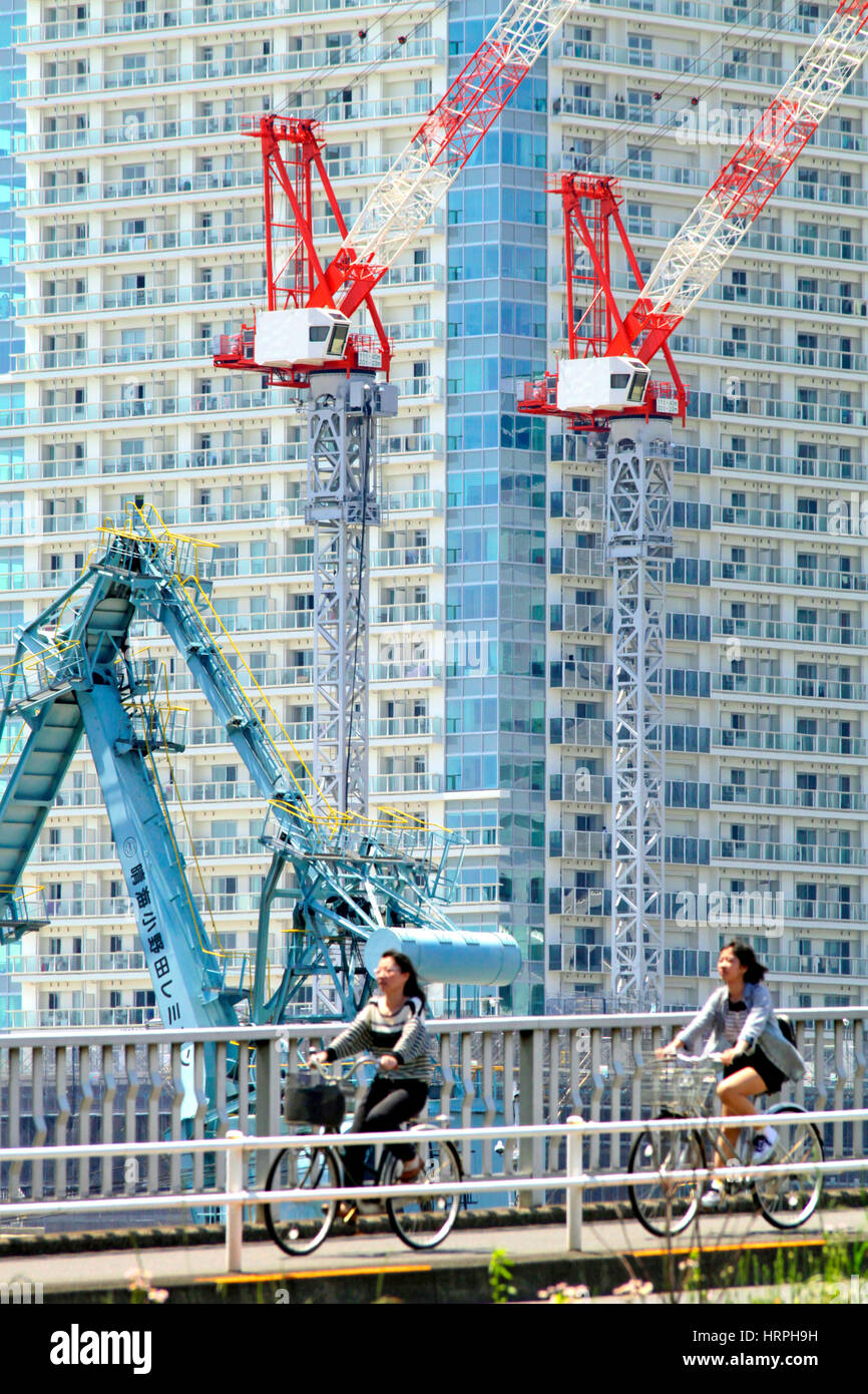Tokyo skyscraper construction cranes hi-res stock photography and ...