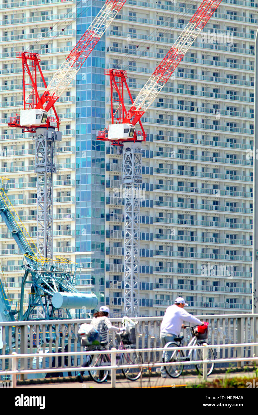 Tokyo skyscraper construction cranes hi-res stock photography and ...