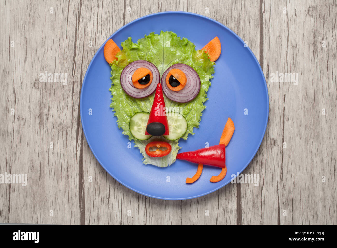 Wolf made of vegetables on plate and wood Stock Photo - Alamy