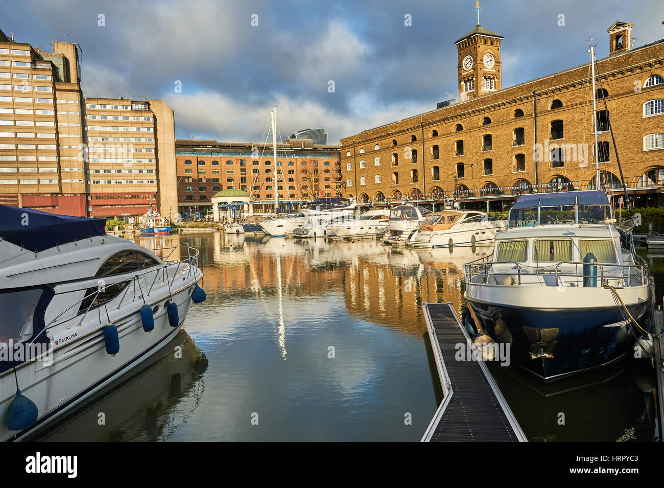 St catherines docks london hi-res stock photography and images - Alamy