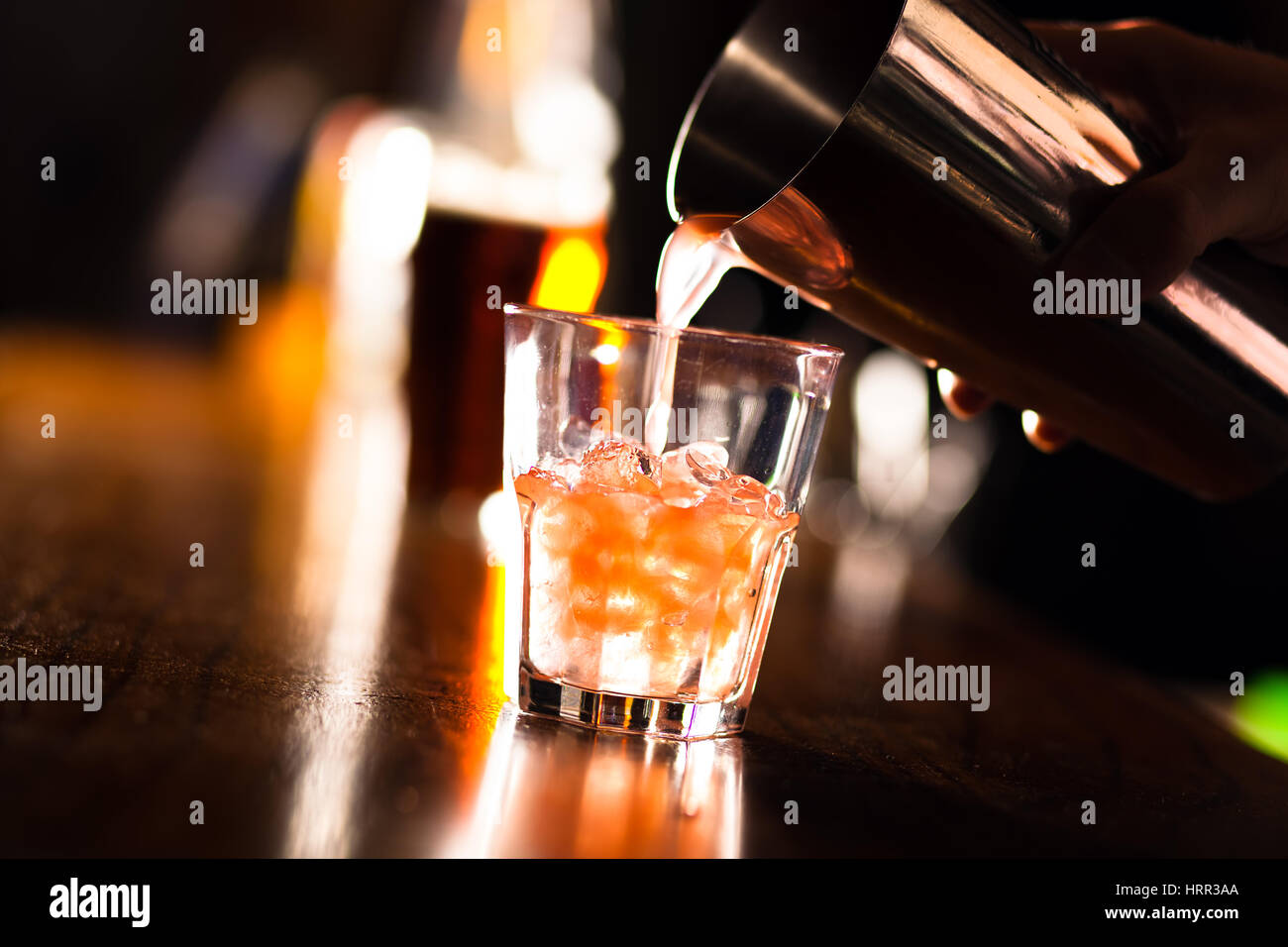 Pouring a cocktail hi-res stock photography and images - Alamy