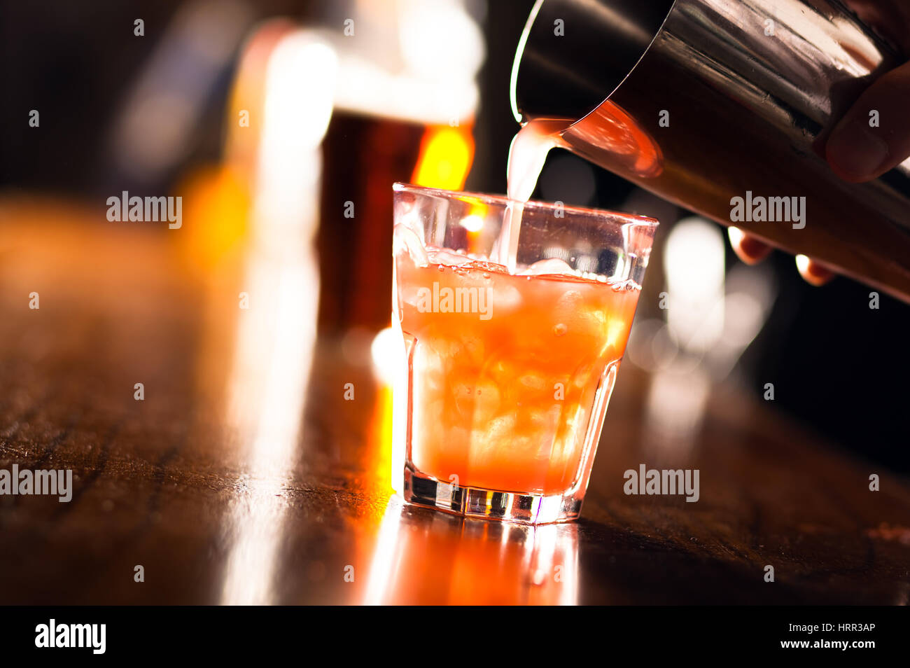Pouring a cocktail hi-res stock photography and images - Alamy