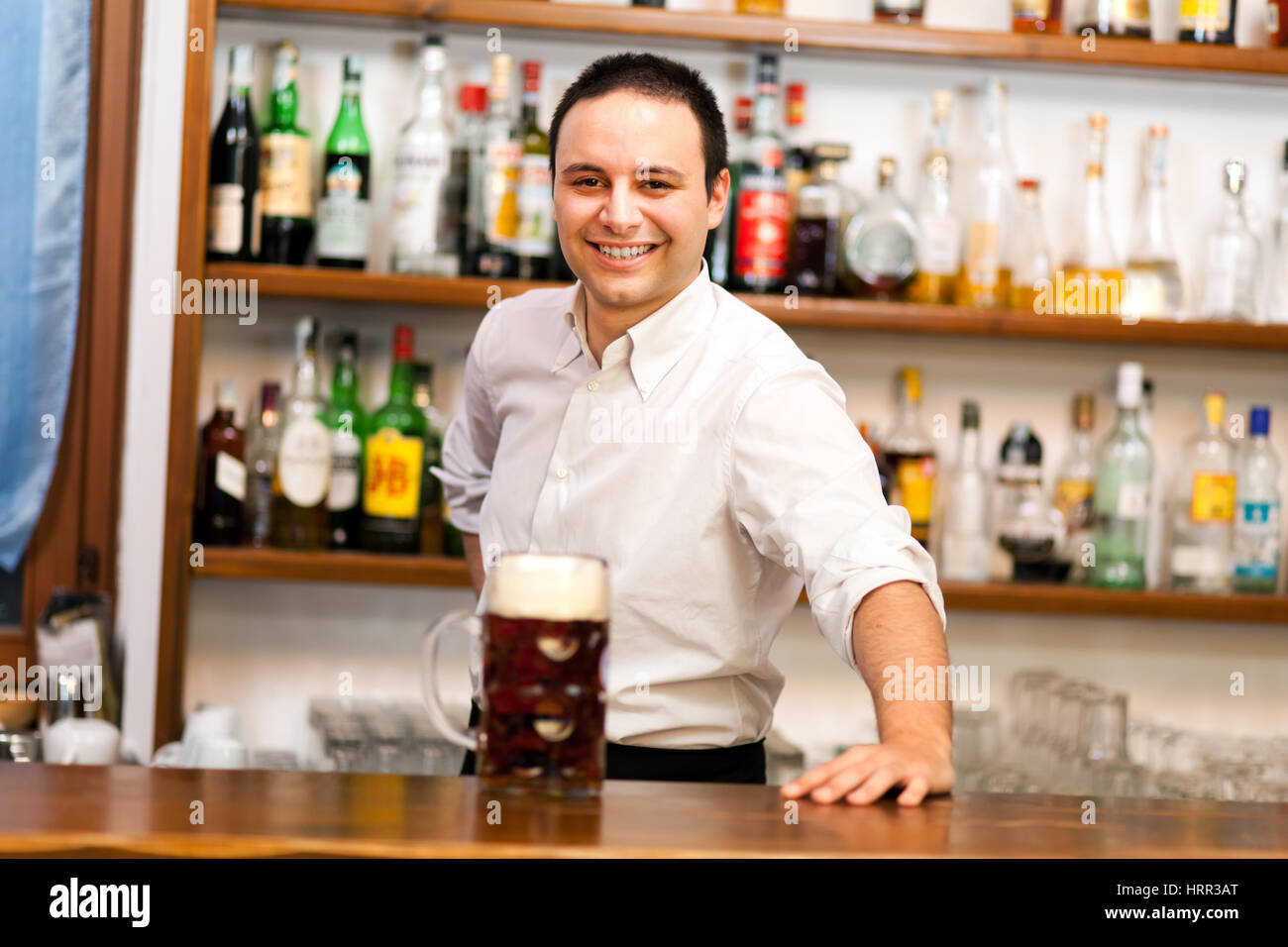 Serving a pint hi-res stock photography and images - Alamy
