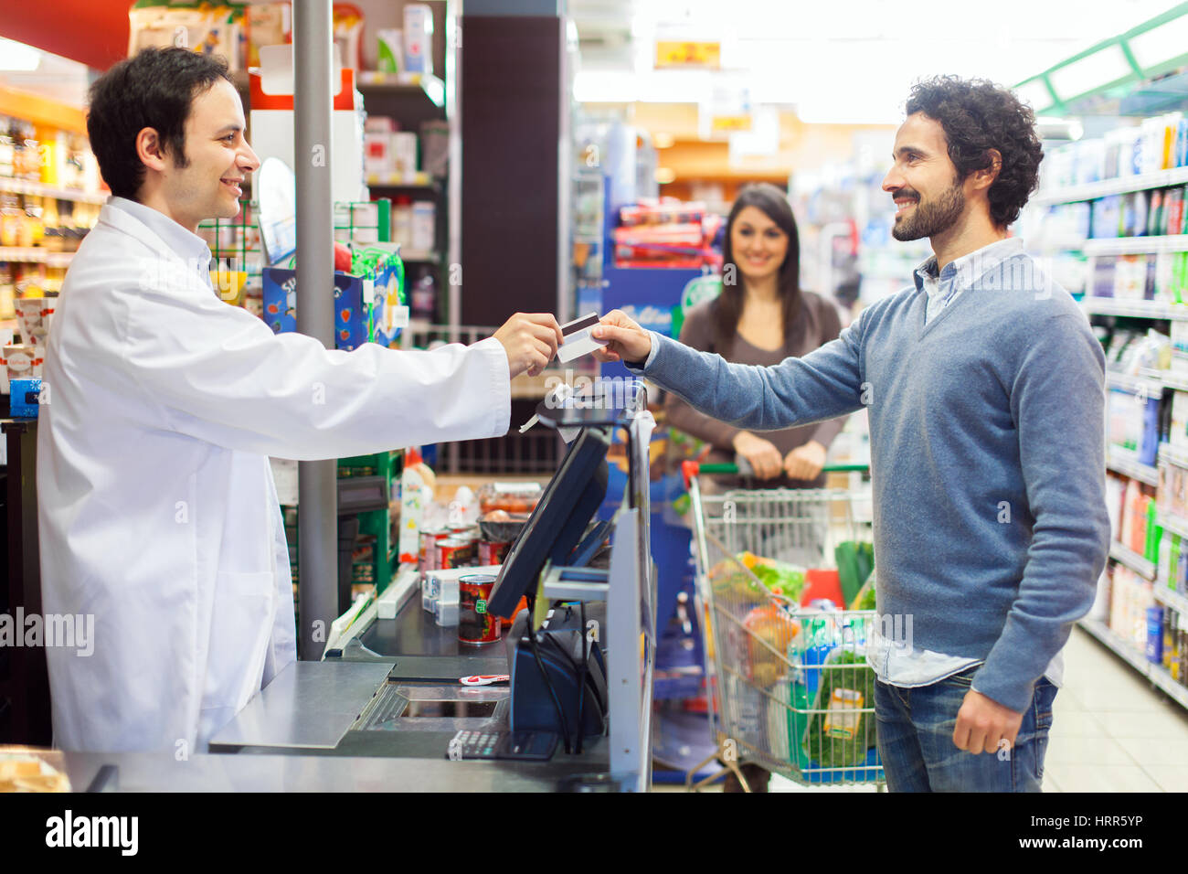Customer using a credit card to pay in a supermarket Stock Photo - Alamy